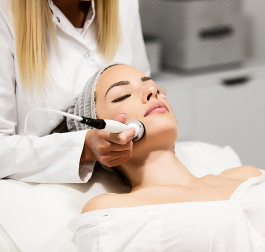 پلاژن تراپی چیست؟ | نحوه انجام، فواید، عوارض و مراقبت ها - زیبا بمان